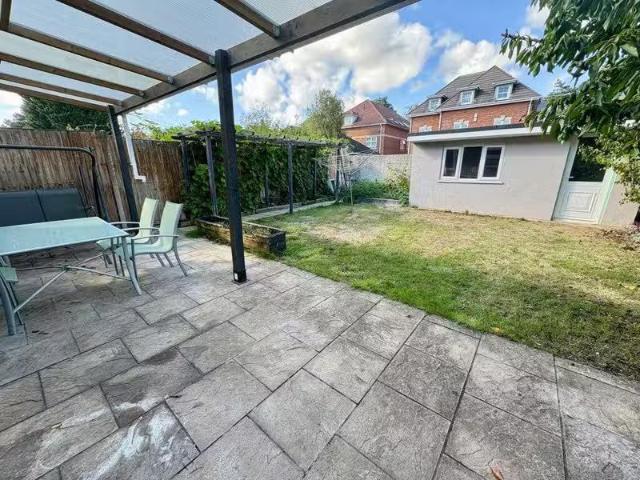 Unique 4 bedroom house for rent in Chatsworth Road, Charminste.