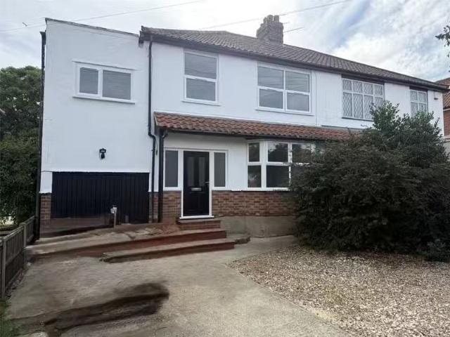 Cozy 4 bedroom Semi Detached House to rent, Heartsease Lane, N.