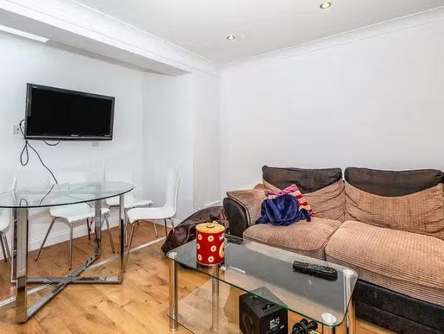 Cheap 4 bedroom Semi Detached House to rent, Nobles Way, Egham.