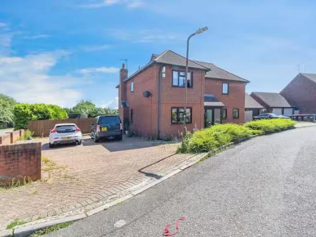 Charming 4 BR Haydock Close, Bletchley, MILTON KEYNES
