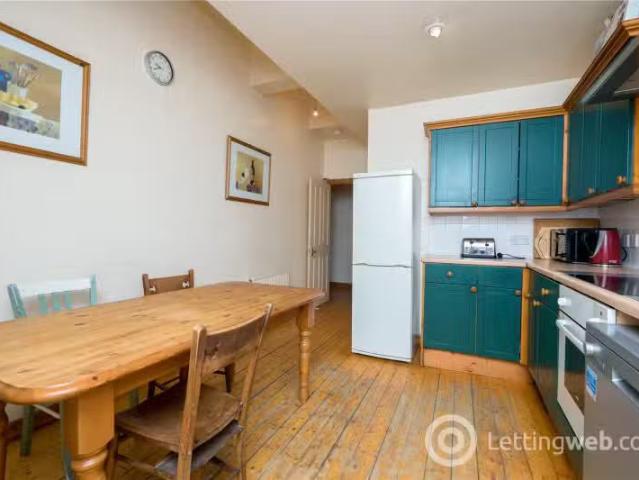 Unique 4 BR Property to rent in 2f3 Drummond Street, Edinbur.