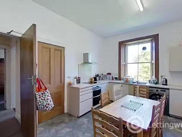 Charming 4 BR Property to rent in 3f2 Warrender Park Road, E.