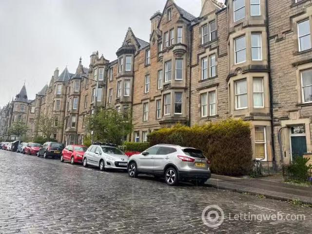 Cozy 4 BR Property to rent in Warrender Park Road, Marchmont.