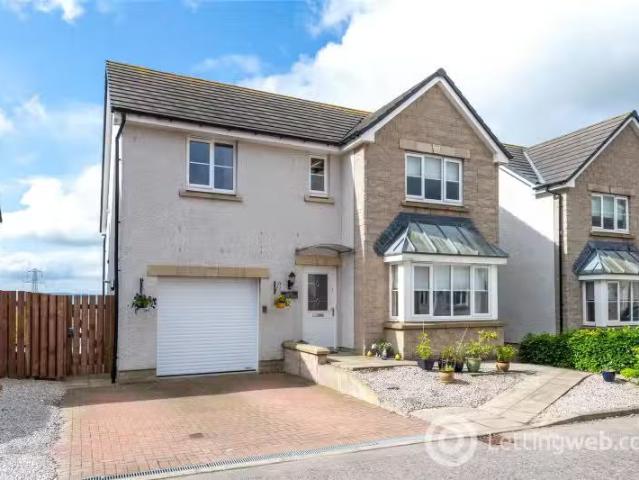 Cozy 4 BR Property to rent in Skene Crescent, Elrick, Westhill.