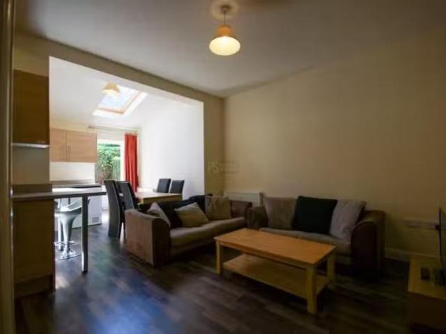 Cozy 5 BA 5 bedroom semi detached house for rent in Rookery Ro.