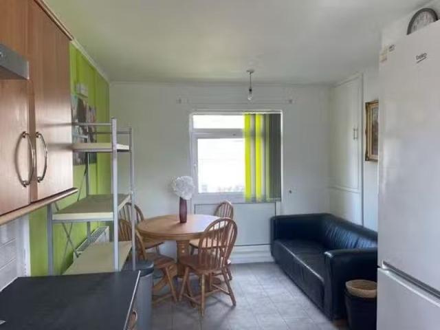 Cheap 5 bedroom house for rent in Metchley Drive, Birmingham.