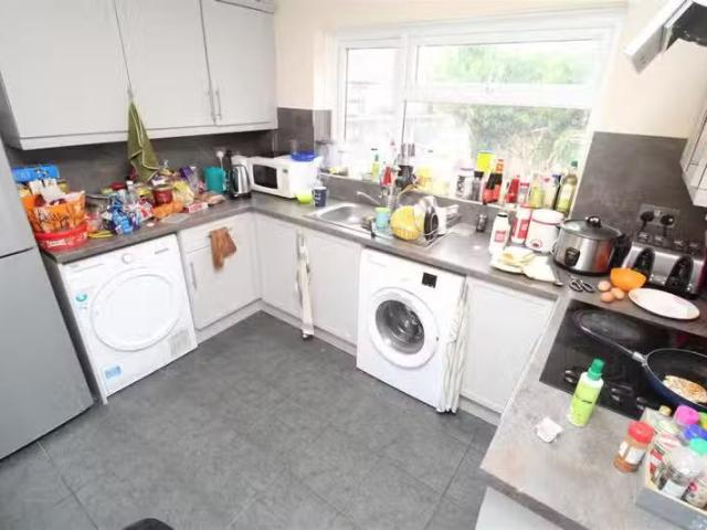 Just in! 5 bedroom house share for rent in Hilda Street, Trefo.