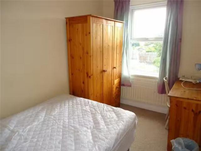 Cheap 5 bedroom semi detached house for rent in Cardigan Road.
