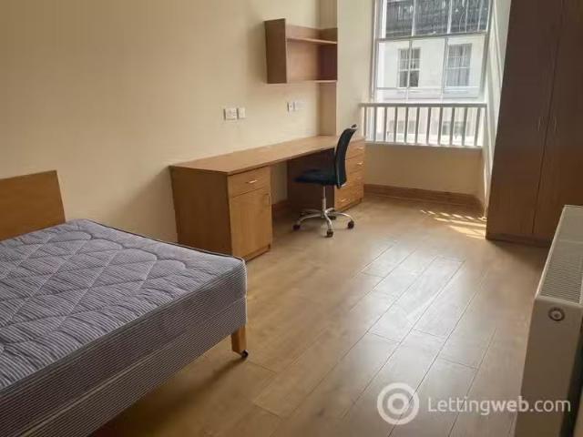 Cheap 5 BR Property to rent in 61 Reform Street, Dundee City.
