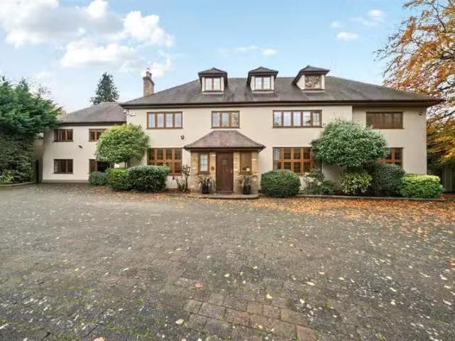 Rental! 6 BA 7 bedroom detached house for rent in Waterhouse L.