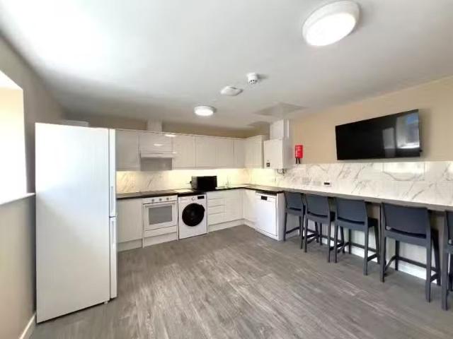 Charming 6 BA 4 bedroom flat for rent in Hepburn Road, Bristol.