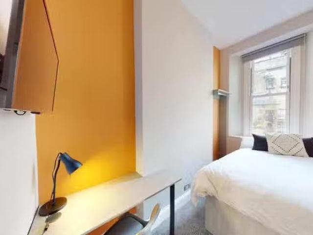 Nice 6 bedroom house for rent in St Nicholas Street, Bristol.
