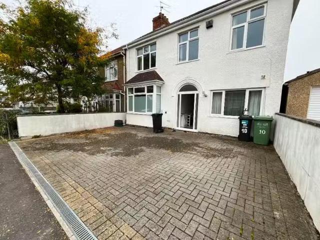 Unique 6 bedroom semi detached house for rent in Conygre Road.