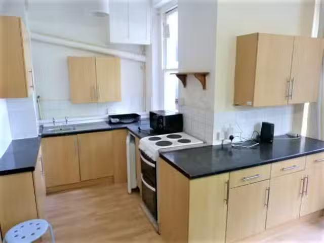 Cheap 7 bedroom terraced house for rent in Clarendon Road, Bri.