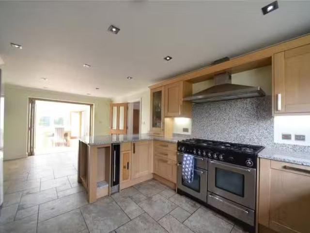 New 8 bedroom detached house for rent in Carter Street, Fordha.