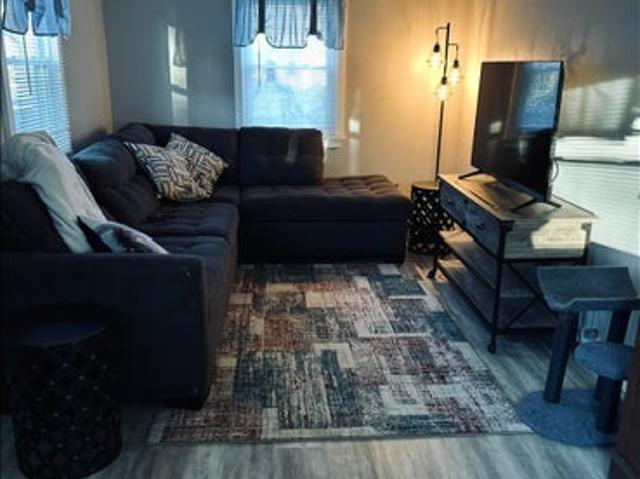 CozySingle_family standalone home with Yard. Parki