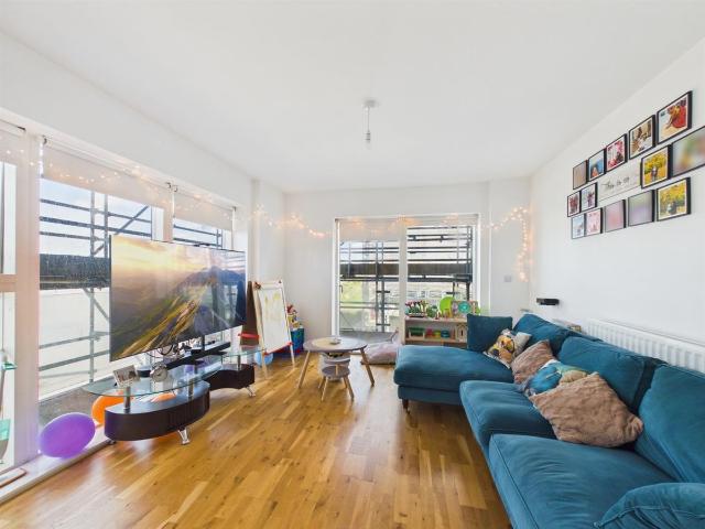 Clovelly Place, Greenhithe DA9, 2 bed flat to rent, £1,600 pcm | PrimeLocation