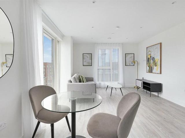 Clovelly Road, Hounslow TW3, 1 bed flat to rent, £1,800 pcm | PrimeLocation