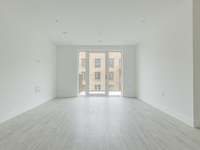 Clovelly Road, Hounslow TW3, 2 bed flat to rent, £2,000 pcm | PrimeLocation