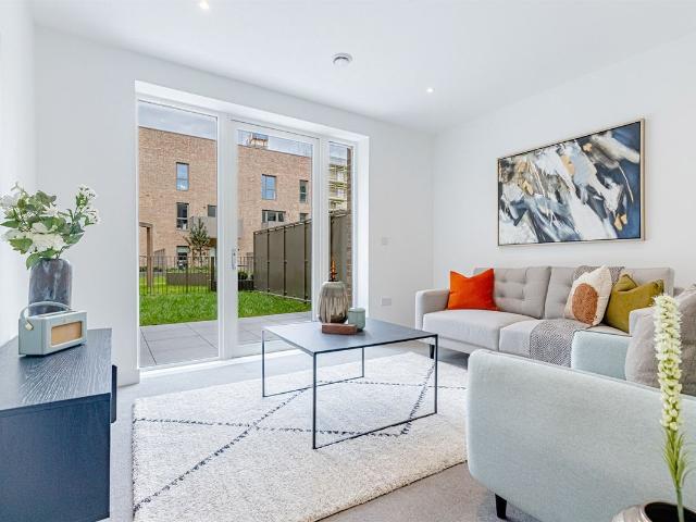Clovelly Road, Hounslow TW3, 2 bed flat to rent, £2,250 pcm | PrimeLocation