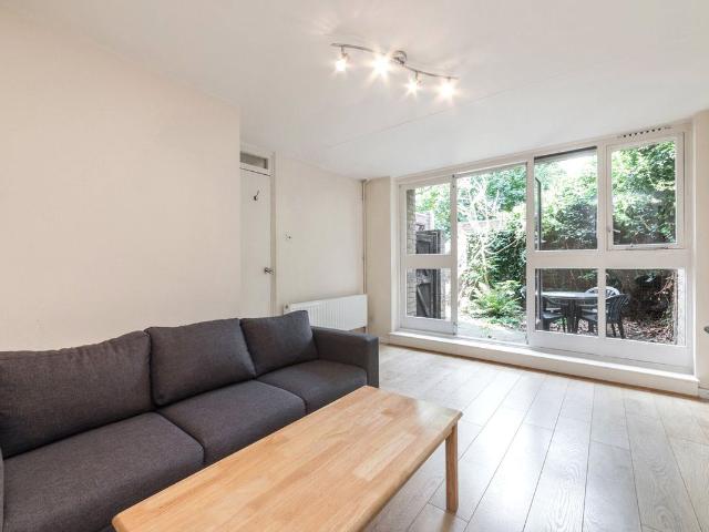 Cloysters Green, St. Katharine Docks E1W, 2 bed flat to rent, £2,600 pcm | PrimeLocation