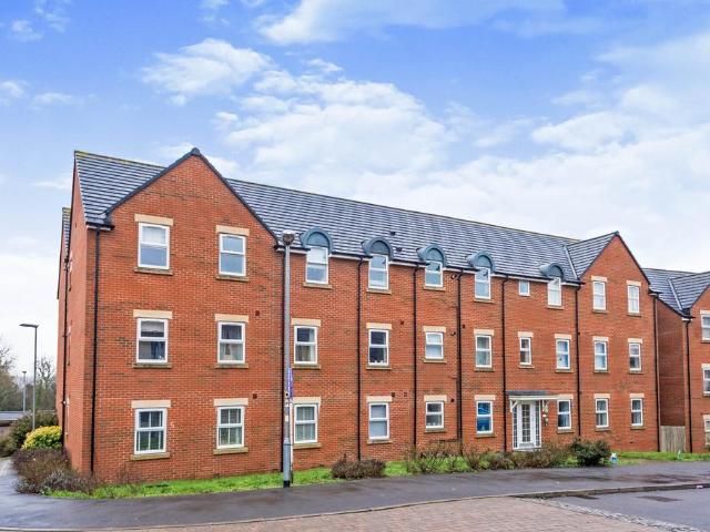 Cloatley Crescent, Royal Wootton. 2 bed flat to rent £1,050 pcm £242 pw