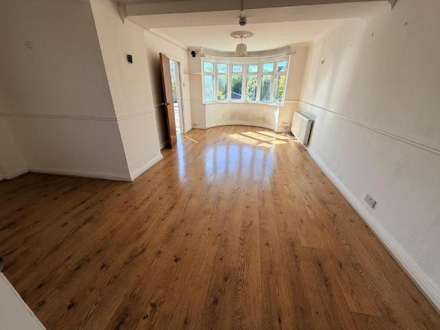 Clockhouse Lane, Romford RM5 4 bed semi detached house to rent £2,300 pcm £531 pw