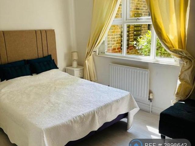 Clockhouse Place, London, SW15 1 bed flat to rent £1,700 pcm £392 pw