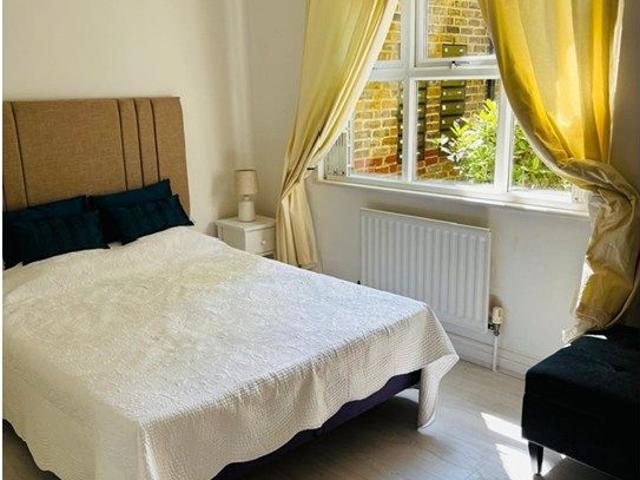 Clockhouse Place, London SW15, 1 bed flat to rent, £1,700 pcm | PrimeLocation