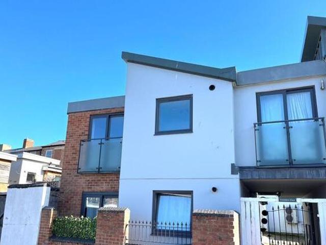 Cloisters View, Hare Lane, 2 Bedroom Apartment