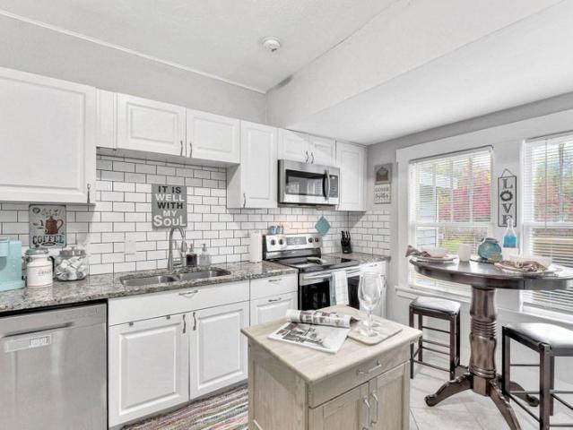 Close to downtown Bradenton Home, Walkable to bus