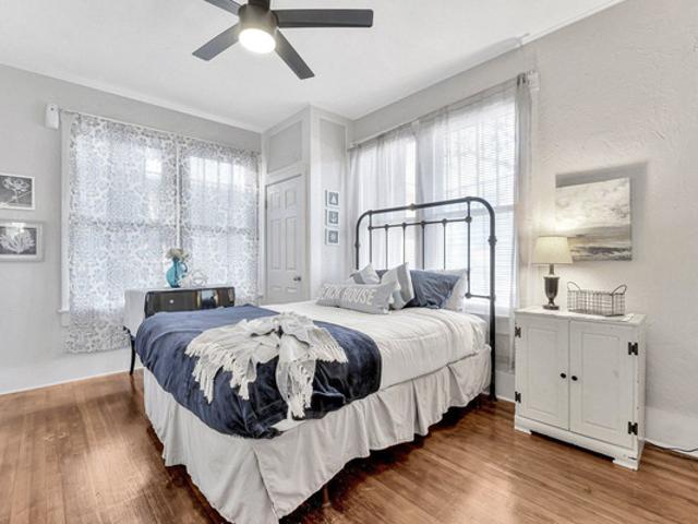 Close to downtown Bradenton Home, Walkable to bus stops