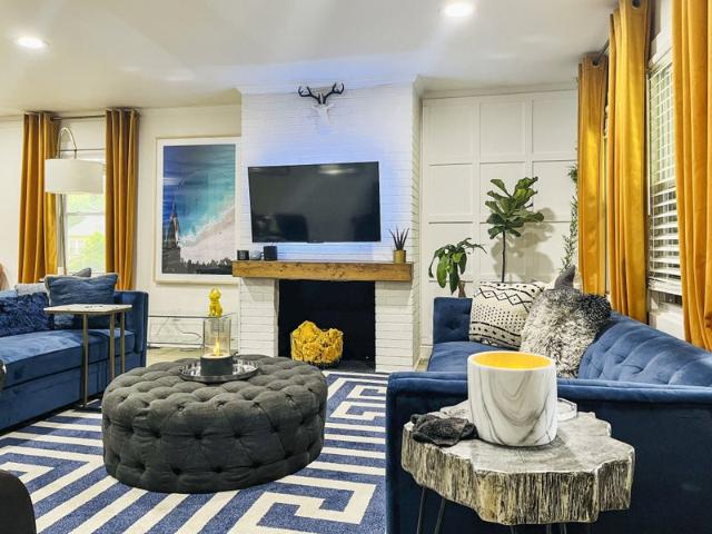 CLOSE TO EVERYTHING MODERN 50in TV ROOMS bloc