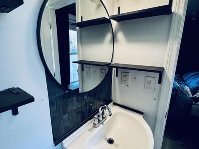 CLOSE TO EVERYTHING MODERN 50in TV ROOMS 1/2 block to Marta route 3 stop and 15 min walk to Marta TRAIN