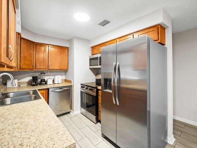 Close to Kingsley & Blanding All Rooms have a Min