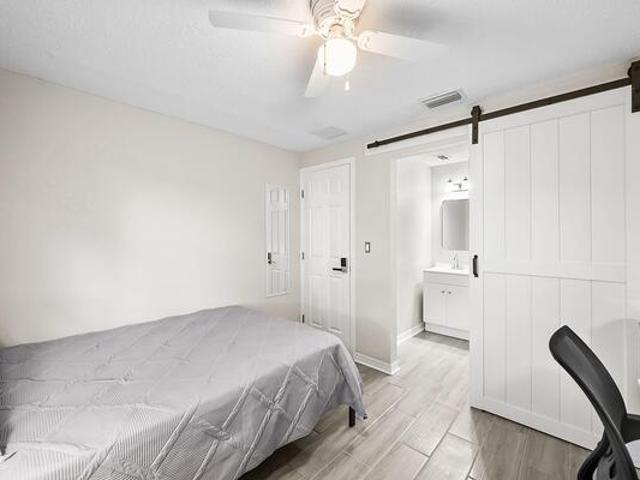 Close to Kingsley & Blanding All Rooms have a Mini Fridge Desk Dresser. 4 with Private Baths! Hurry & Book! Save $100 OFF 1st Booking!