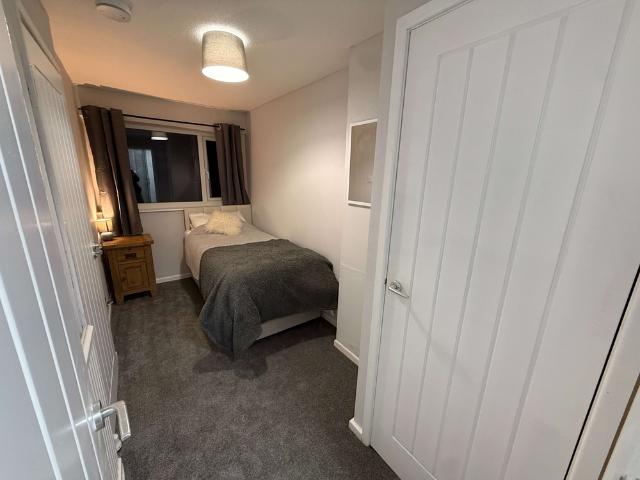 Close to Redditch town centre Ensuite room. Bills included Room 4 Double bedroom, bathroom between 2 rooms