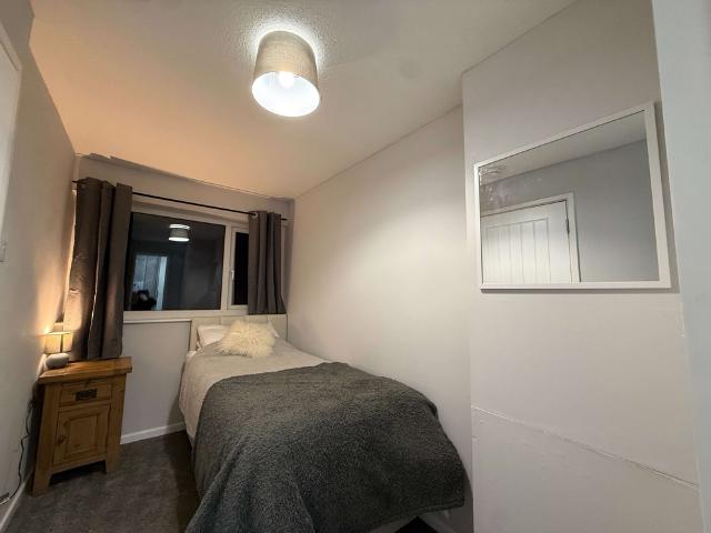 Close to Redditch town centre Ensuite room. Bills included Room 3 Double bedroom, bathroom between 2 rooms