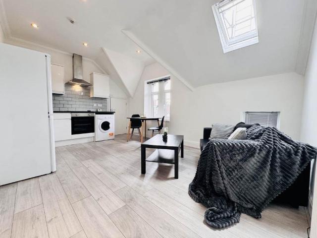 Claude Road, Cardiff CF24 2 bed flat to rent £1,050 pcm £242 pw