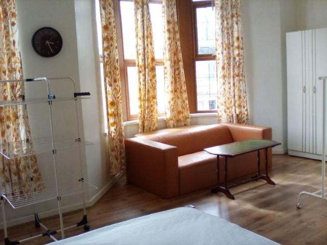Claude Road, Cardiff CF24 2 bed flat to rent £1,150 pcm £265 pw
