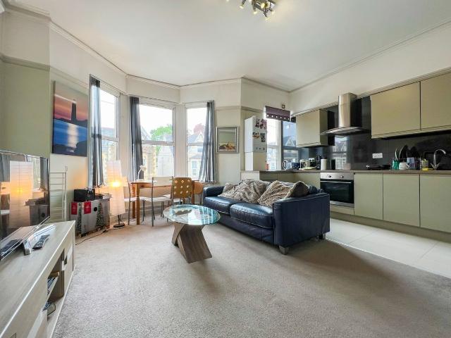 Claude Road, Roath CF24, 2 bed flat to rent, £1,200 pcm | PrimeLocation