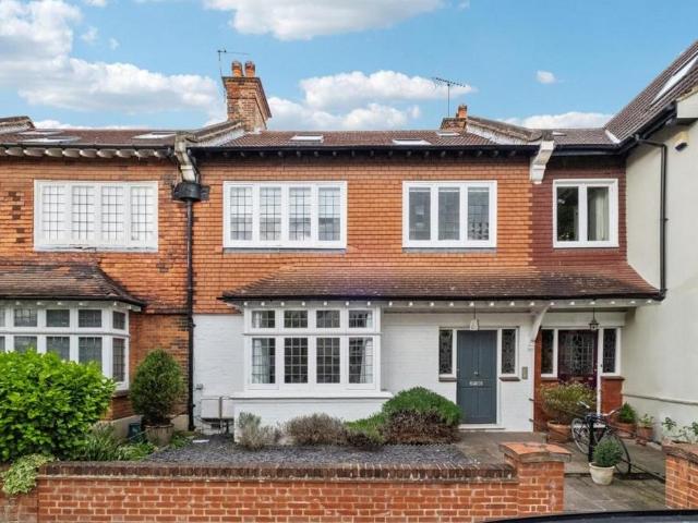 Clavering Avenue, Barnes, London, SW13 3 bed flat to rent £3,500 pcm £808 pw