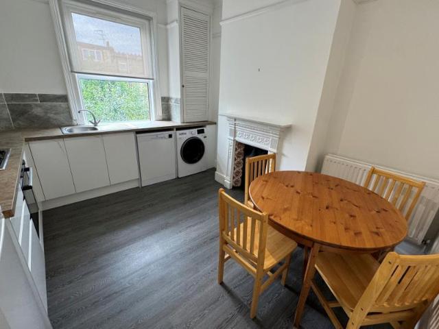 CLAVERLEY GROVE, FINCHLEY, N3 2 bed flat to rent £1,850 pcm £427 pw