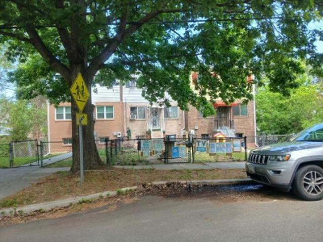 Clay St NE