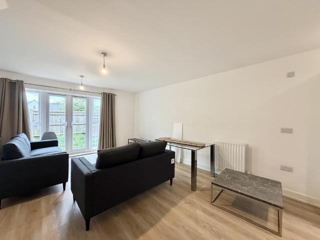 Clay Vale, Horsham, RH12 3 bed property to rent £2,250 pcm £519 pw