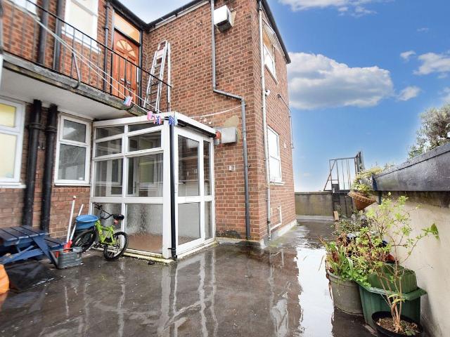 Clayhall Avenue, Ilford IG5, 2 bed flat to rent, £1,550 pcm | PrimeLocation