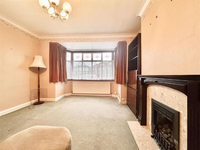 Clayhall Avenue, Ilford IG5 3 bed terraced house to rent £2,400 pcm £554 pw