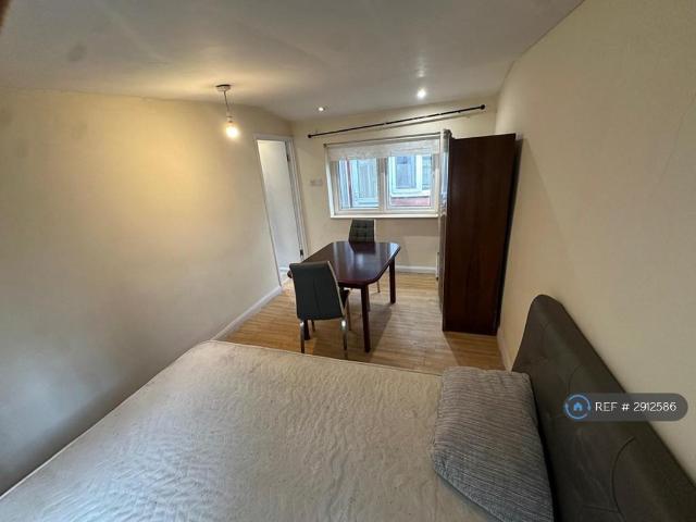 Clayponds Avenue, Brentford, TW8 2 bed flat to rent £1,900 pcm £438 pw
