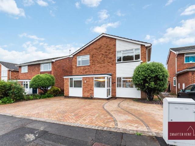 Clayton Drive, Guildford GU2 4 bed detached house to rent £5,400 pcm £1,246 pw