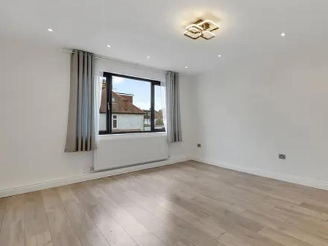 Claigmar Gardens, London, N3 2HL, United Kingdom | 3 bed apartment for rent #167642839 | Rentberry